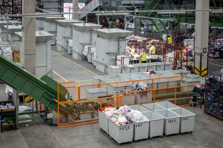 Textrade Kft. – Cégünk 1990-ben alakult, s fő profilja a használtruha nagykereskedelem.