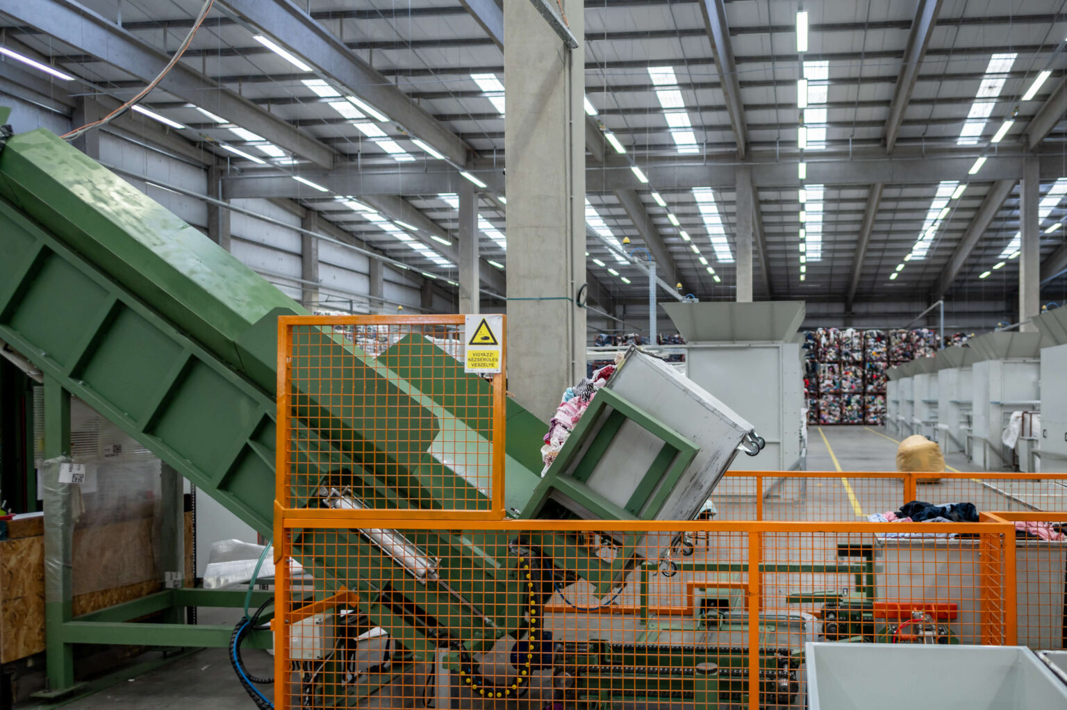 Textrade Kft. – Cégünk 1990-ben alakult, s fő profilja a használtruha nagykereskedelem.